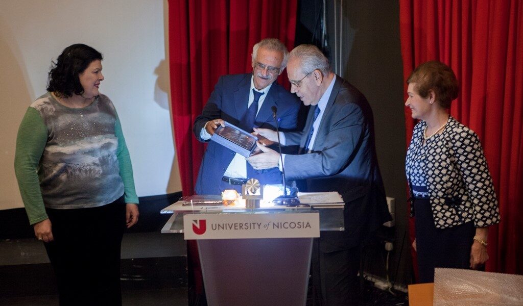 Ανταλλαγή ενθυμημάτων. Αδουλωτη πρός πρόεδρο της Εταιρειας φίλων Νικου ...